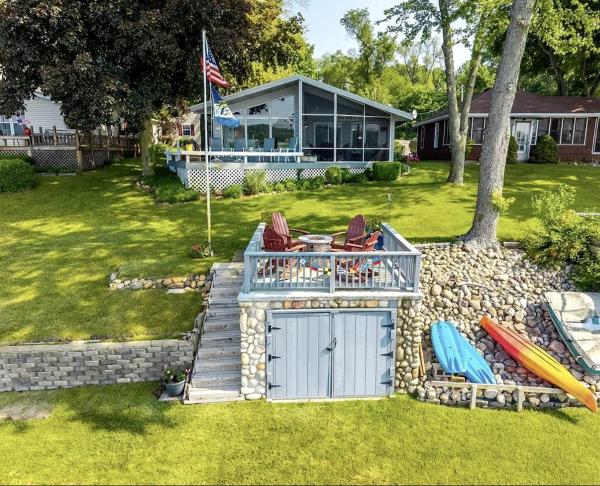 Cozy Lakefront Cabin With Pontoon And Paddleboards Near Fremont, Indiana - Indiana