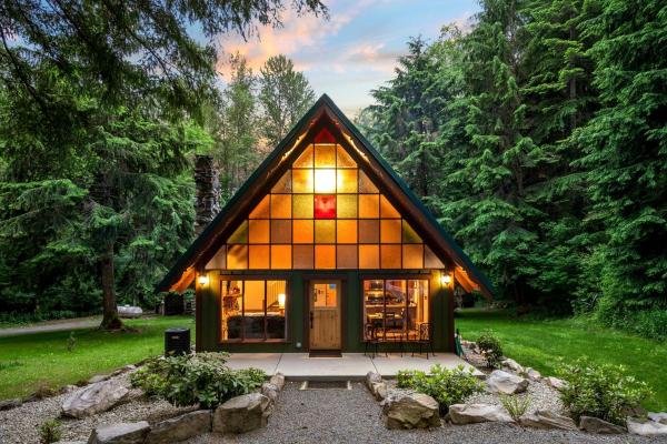 Secluded Forest Retreat With Hot Tub And Stone Fireplace In Ashford, Washington - Ashford, WA