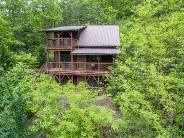 Mountain Cabin Retreat With Fire Pit, Game Room & Scenic Decks In Black Mountain, North Carolina - Black Mountain, NC