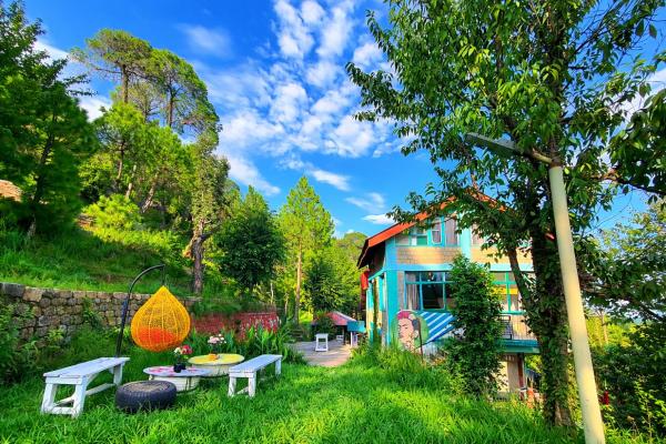 Vibe Hostel Naddi - Near Dal Lake - Punjab