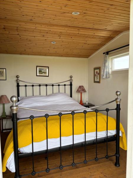 Swedish Rustic Cabin Perfect For Bird Watching - Hampshire