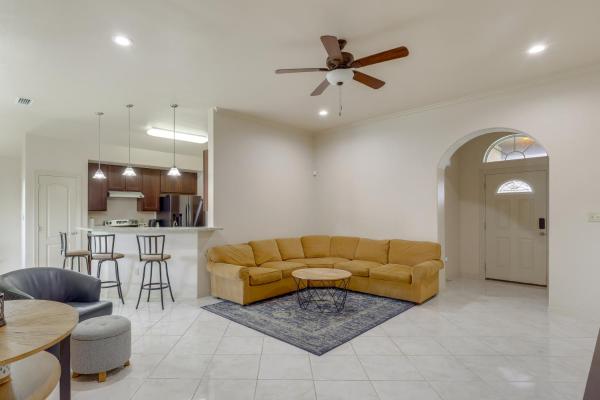 Easy Living In Brownsville! Home Near Med Center - Brownsville, TX