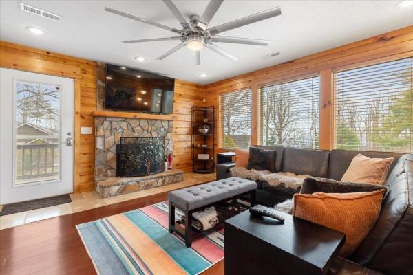 Stunning Mountain Retreat! Packed With Fun! Air Hockey Table! - Two Sisters Chalet - Hillsville, VA