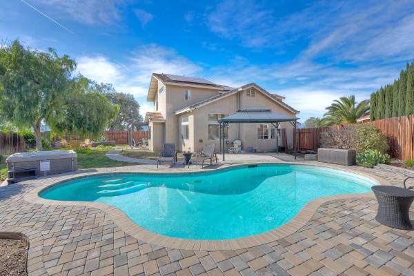 Desert Escape Home With 3bd 3ba With Pool And Jacuzzi - Lake Elsinore, CA