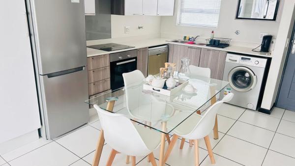 Luxury Fourways Apartment, Pool, Gym And 24hr Security - Ventura Estate - Randburg
