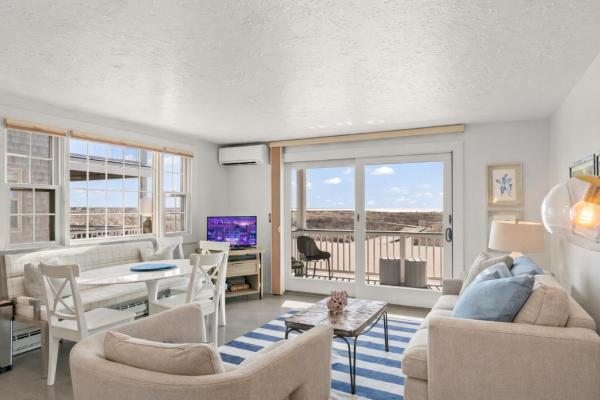 Stunning Bay Views | Beach Access - Deck - Parking - Provincetown, MA