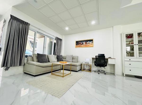 Corrib Village Phratamnak Cozy 4 Bdr Villa Pool - 芭達雅