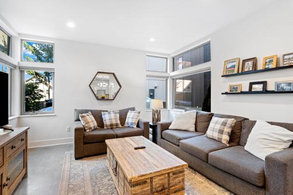 Modern 3 Br Townhouse Near Downtown - Seattle
