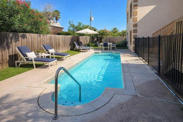 Ez Walk To Beach Modern 2 Bedroom Sleeps Many - South Padre Island