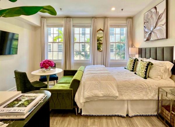 The Green Room - Pool View Studio With Parking Spot At 1920s Historic Residence On Palm Beach Island - Palm Beach, FL