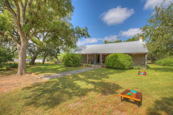Historic Log Cabin Retreat Near Town On 5 Acres! - Fredericksburg, TX