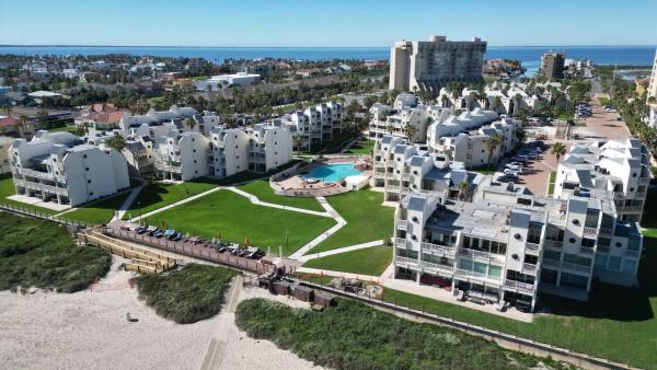 Direct Beach Pools & Sun Deck - Stylish - Clean - South Padre Island, TX
