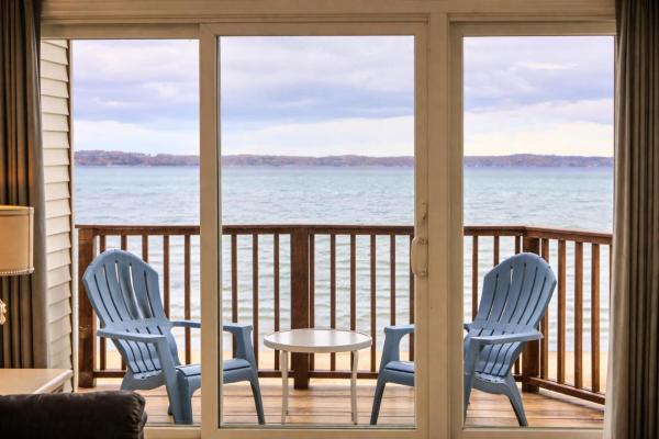 Beachside 218 Luxury Condo On The Beach - Traverse City, MI