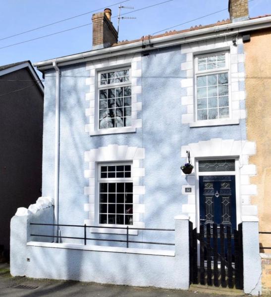 Charming Blue Cottage, Bridgend Town - Bridgend