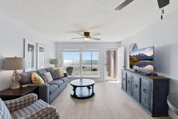 Beachfront Condo | Pool | Tennis | Pet-friendly - Galveston, TX