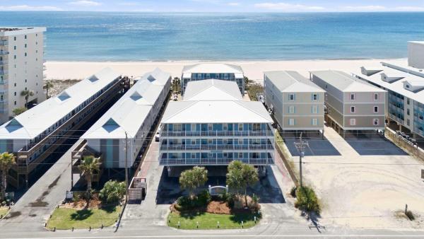 Beachfront 2br Condo With Pool And Beach Access - Gulf Shores, AL