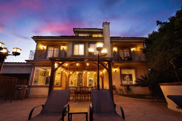 Casa De Palmas Spacious Oasis With Heated Pool - Los Angeles, CA