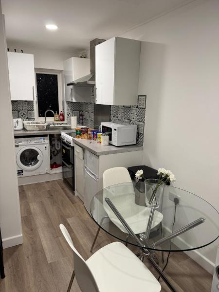Stylish Modern Gatwick Studio, Free Parking - Crawley