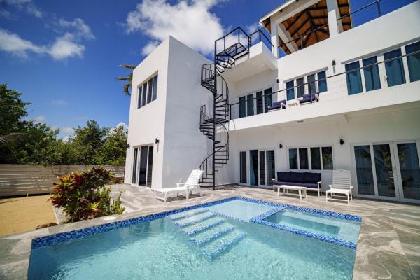 Villa Armoniosa Spacious Beachfront 2br With Pool - Lower Level - ベリーズ