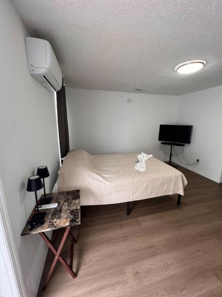 Private Studio Suite With Independent Entrance & Parking - Tampa Airport (TPA)
