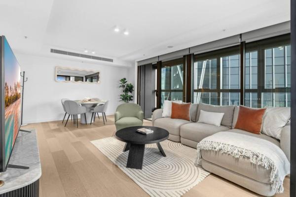 Beachside Jewel Stay | Sunset Views + Parking Pool - Surfers Paradise