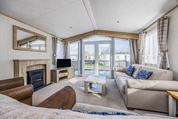 Lovely Lakeside Holiday Park Home - Pass The Keys - Chichester
