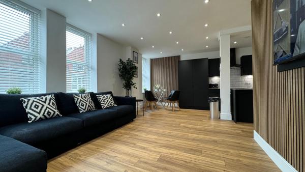 Stylish 2 Bedroom Coastal Apartment Near Crosby Beach & Liverpool - Cheshire