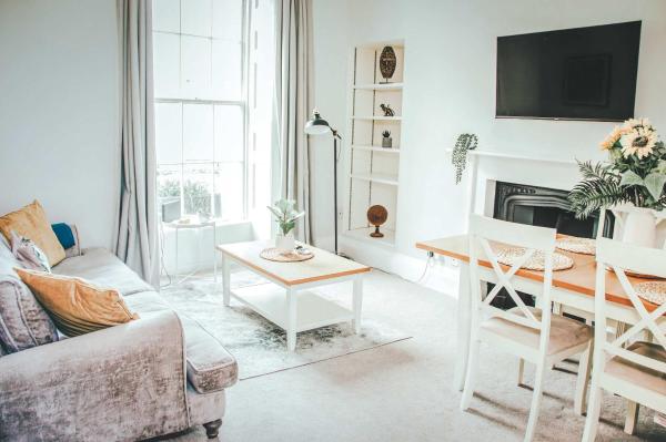 Brand New Listing Beautiful 2 Bedroom Apartment - Cotswolds