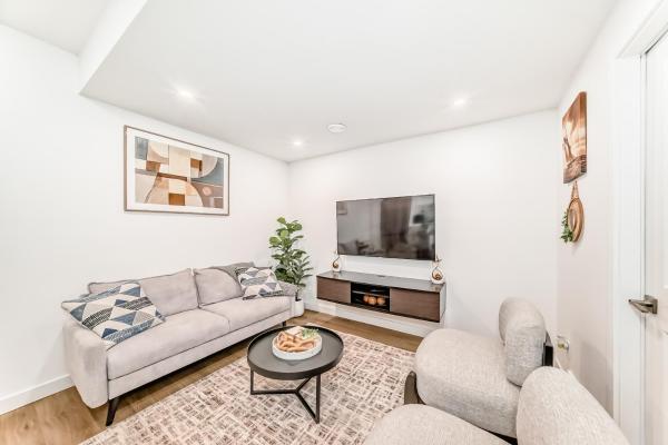 Brand New! Modern 2 Bedroom Suite Near Yyc Airport - Sleeps 4 - Airdrie