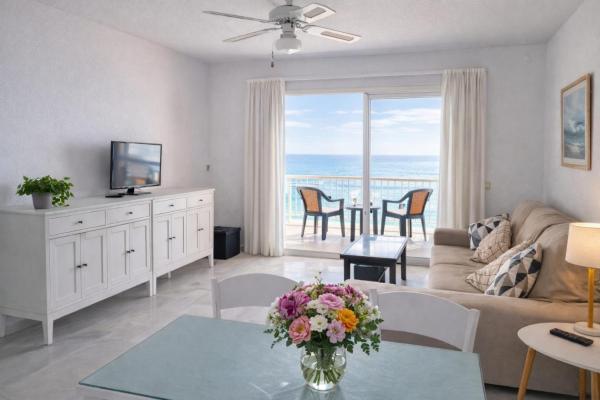 On The Sea Front With An Ocean-facing Terrace - Fuengirola