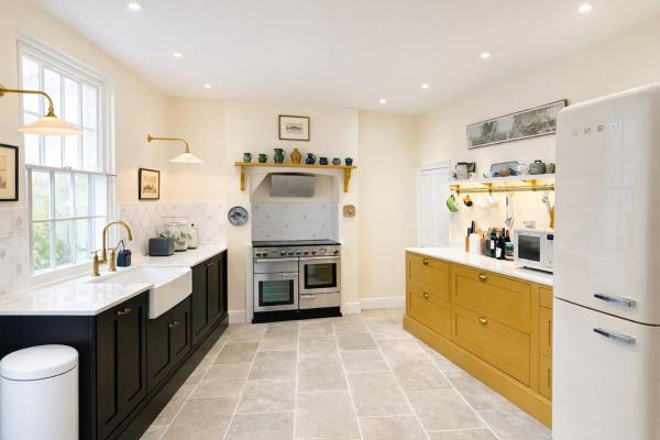 Amazing Large House, Lovely Newly Fitted Kitchen, Sleeps 8 , Nice Views And Garden, Plus A Beach Hut That Is Located On Lyme Regis Beach - Lyme Regis