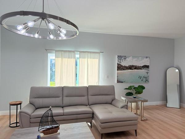 Bright And Spacious 4-2 Home Near Beaches & Dining - North Port, FL