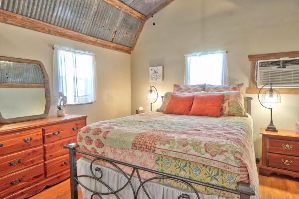 Sunflower Ridge Bungalow - Canyon Lake, TX