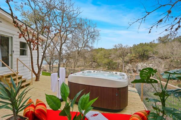 Baby Owl Lakehouse - Texas