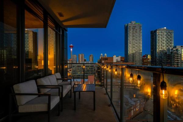 Modern Rustic Charm Tower Views Pool And Gym) - Calgary