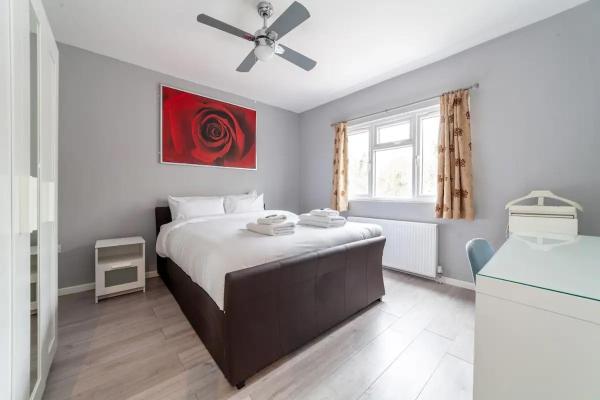 Spacious 4 Bedroom House In Selhurst Park - Barnes