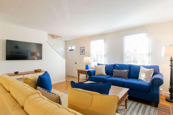 Spacious W Beautiful Yard & Dogs Welcome - Harwich, MA