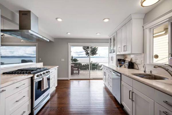 Dyane's Seaview Home By The Beach - Seattle, WA