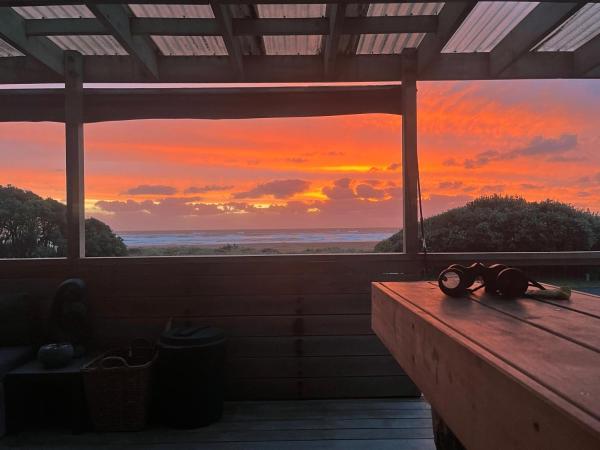 Piha Sunset Bach - Auckland