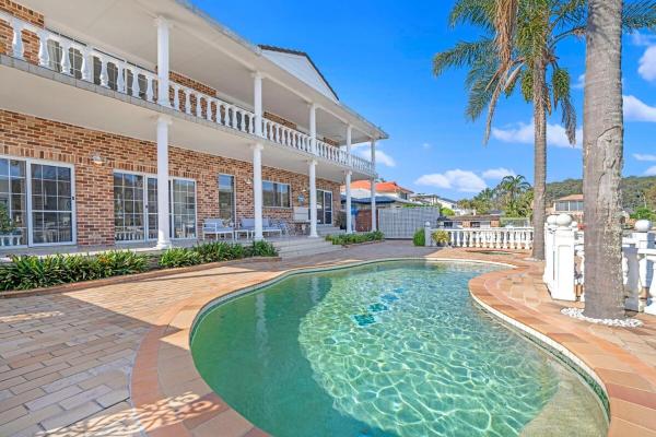 Stunning 4br Holiday Home With Water Views & Pool - Sydney