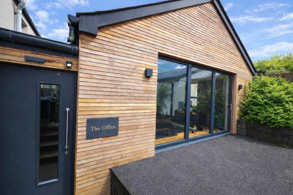 Stylish Office Conversion Sleeps 11 Ev Charger & Pool Table - England