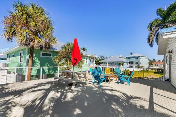 Steps To The Beach, Scenic Deck Views & Near Times Square Fun - Fmb - The Upper Deck - Roelens - Fort Myers Beach, FL