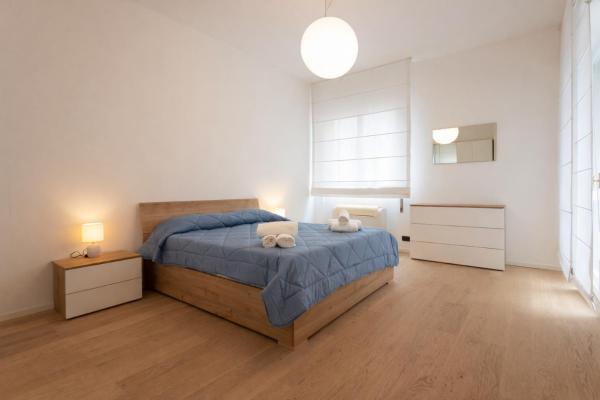White & Wood Apartment - 4 Guests Self Chek-in Wifi - Novara