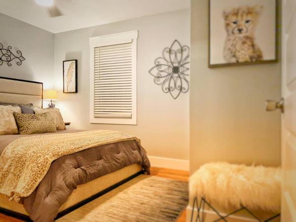 Cozy Blue Bungalow Walk Downtown! Free Parking! - Wilmington, NC