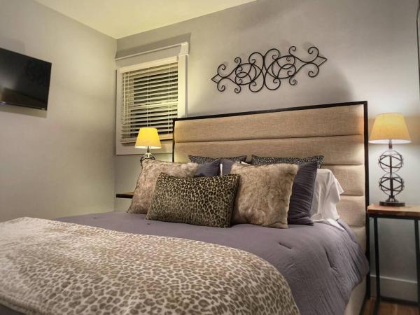 Cozy Blue Bungalow Walk Downtown! Free Parking! - Wilmington, NC