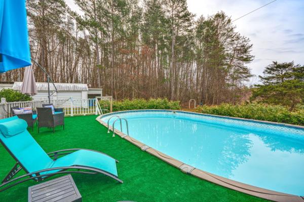 Hot Tub, Home Gym, Decks! Retreat 9 Mi To Mt Airy - Pilot Mountain, NC