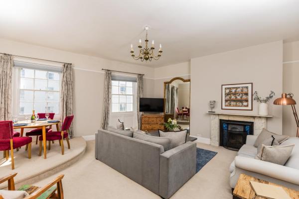 Queens Circus - Cheltenham Accommodation - Cheltenham