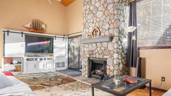Peaceful Mountain Cabin W Decks Private Beach Access Pine Haven By Avantstay - San Bernardino, CA