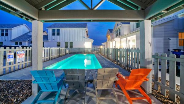 Newly Built Pool Walk To Old Town Eatsmarina Shorely Goodness By Avantstay - Port Aransas, TX