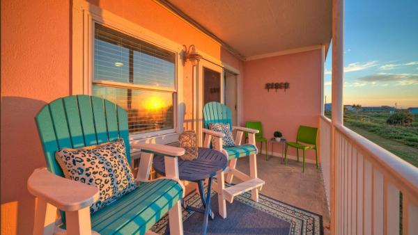 Beach Bungalow Bubbly Blew By Avantstay - Port Aransas, TX